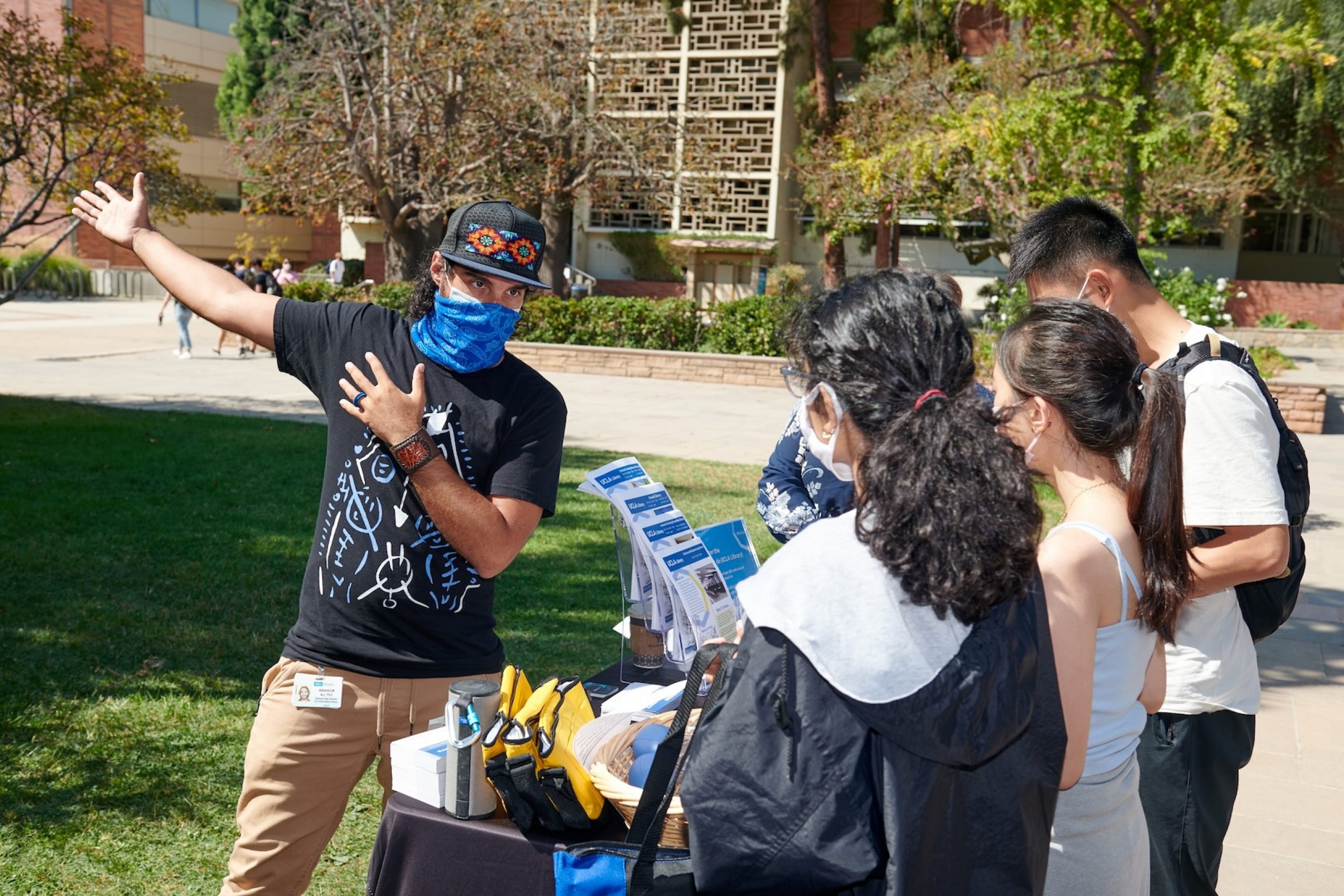Library staff welcome Bruins to campus | UCLA Library